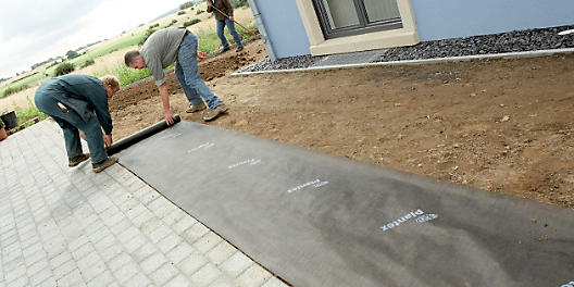 Heavy duty, chemical–free weed control fabric - Plantex® Pro | DuPont UK